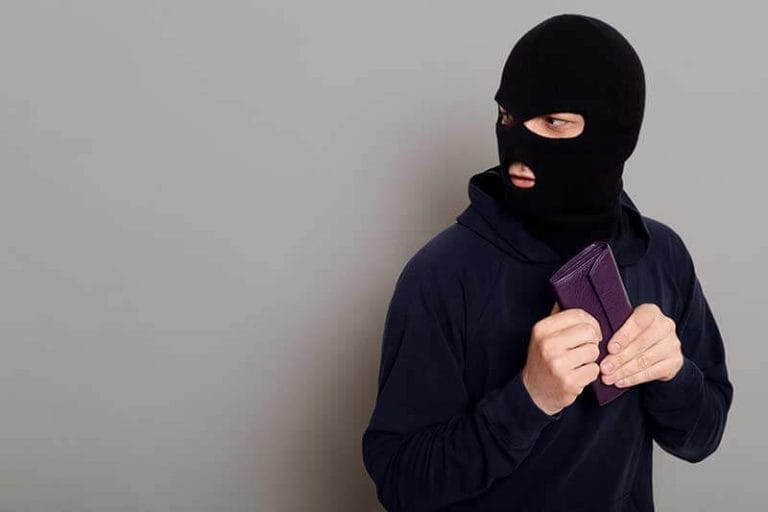 🥇 Difference between robbery and theft - By lawyers | Lluis Law